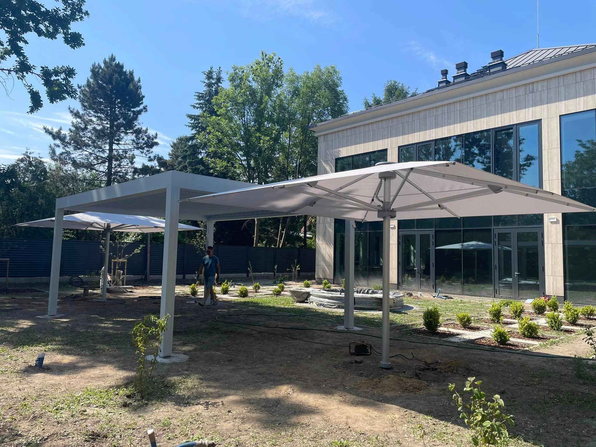 Ogród w Warszawie, parasole Palazzo Style E oraz pergola Camargue ...